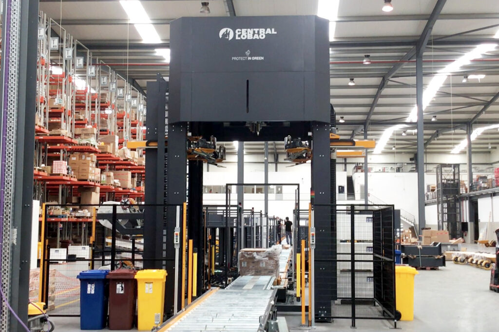 Automatización con Stretch Hood para proteger picking logístico